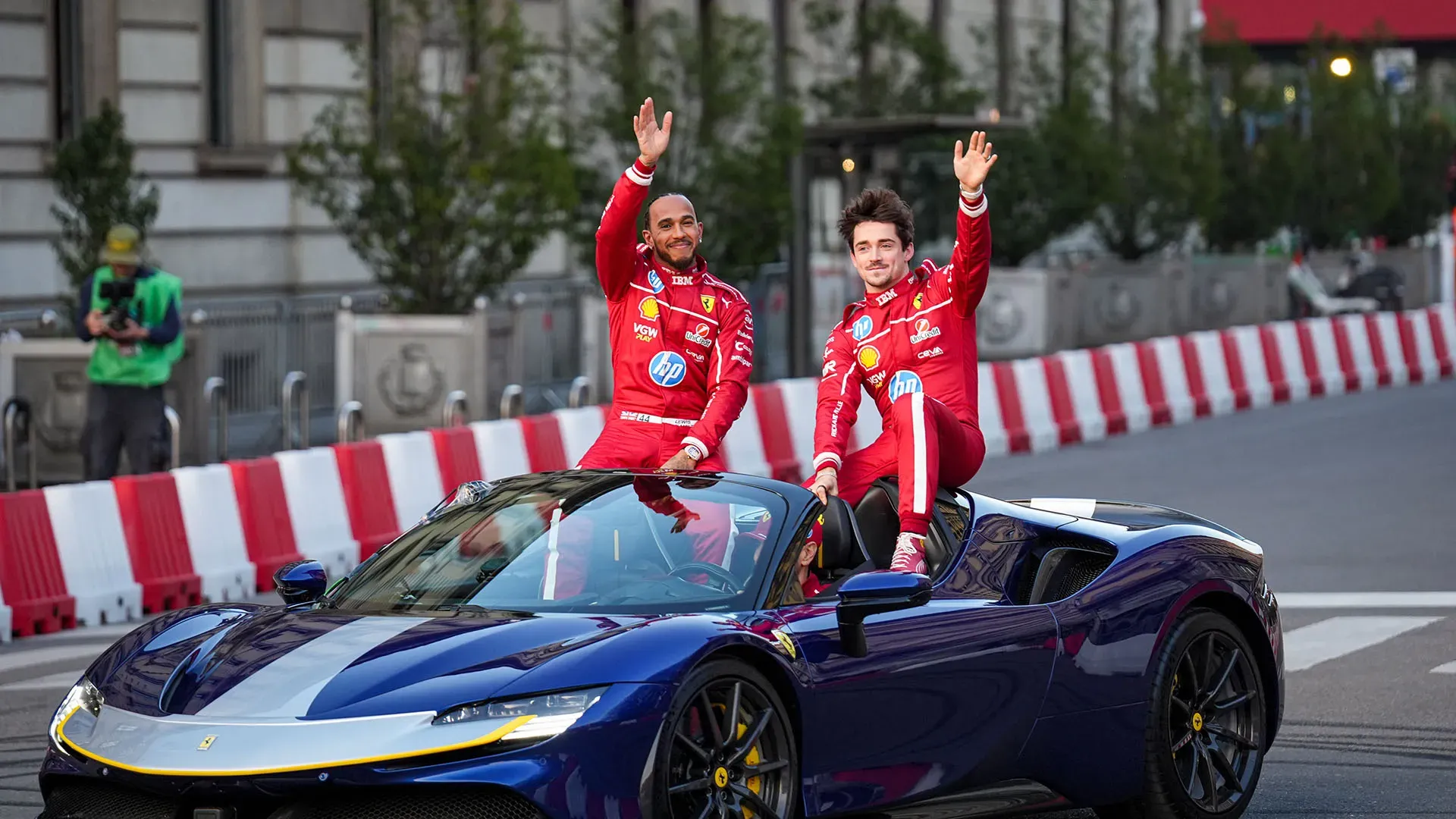 Ferrari show à Milan : Hamilton et Leclerc défient Verstappen. Les photos.