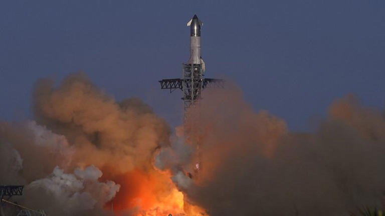 Segundo foguetão da SpaceX explode e lança destroços sobre a Florida Segundo foguetão da SpaceX explode e lança destroços sobre a Florida