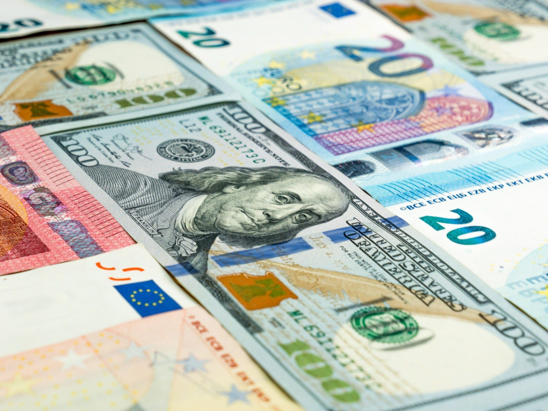 Leć do kantoru. Dolar, euro, frank i funt wyraźnie tanieją