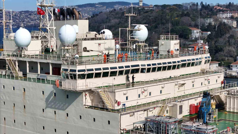 Dev Boru döşeme gemisi ‘Castorone’ İstanbul Boğazı’ndan geçti