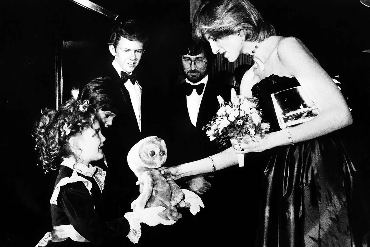 "Soy yo dándole un peluche de E. T.": Drew Barrymore muestra su ...