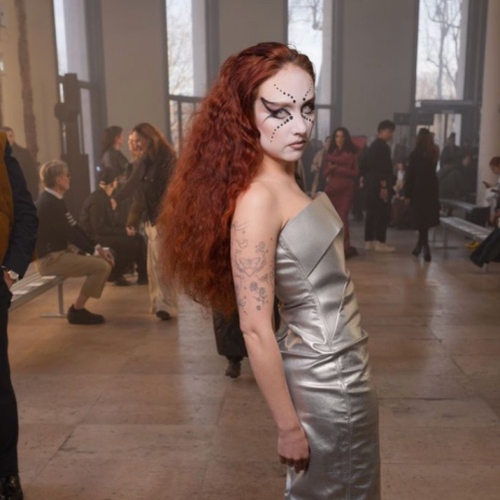 Chappell Roan Menunjukan Sisi Aliennya di Peragaan Busana Rick Owens