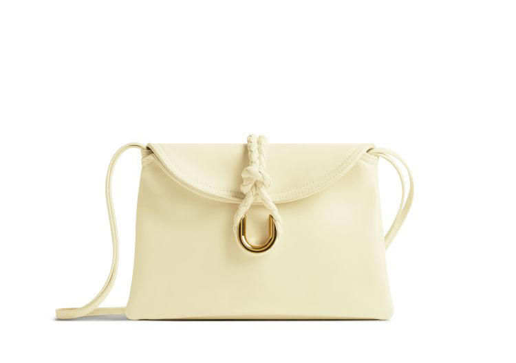 2025春夏「鵝黃色」精品包6款推薦：Prada半月包超可愛，Chanel「菱格紋手提包」復古又吸睛！