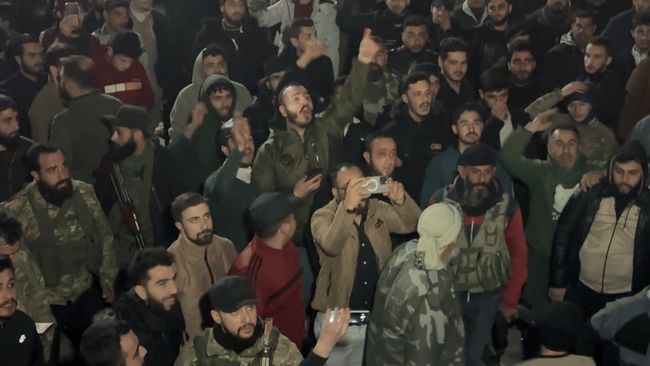Crowd Gathers in Idlib Amid Deadly Clashes Involving Assad Loyalists in ...