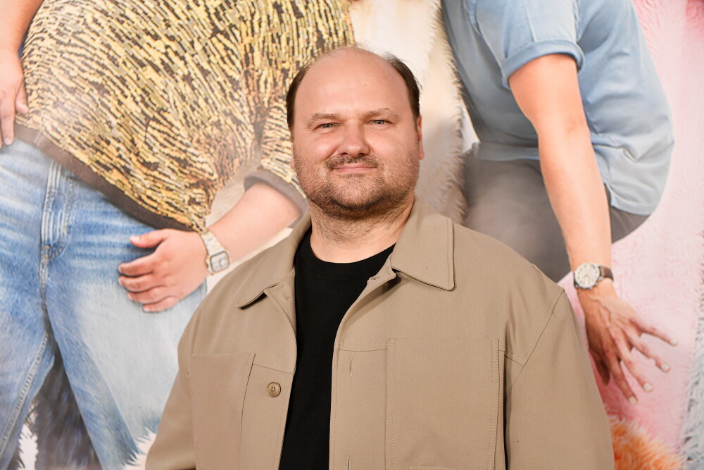 Sebastian Stankiewicz u boku Milli Jovovich i Dave’a Bautisty w filmie ...