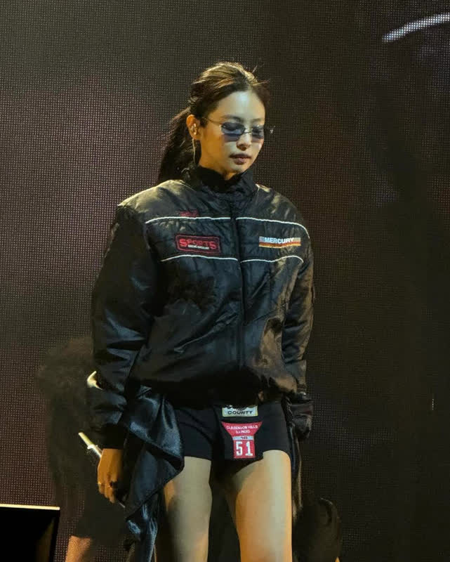 제니, 레이싱 재킷과 초미니스커트로 완성한 'RUBY EXPERIENCE'