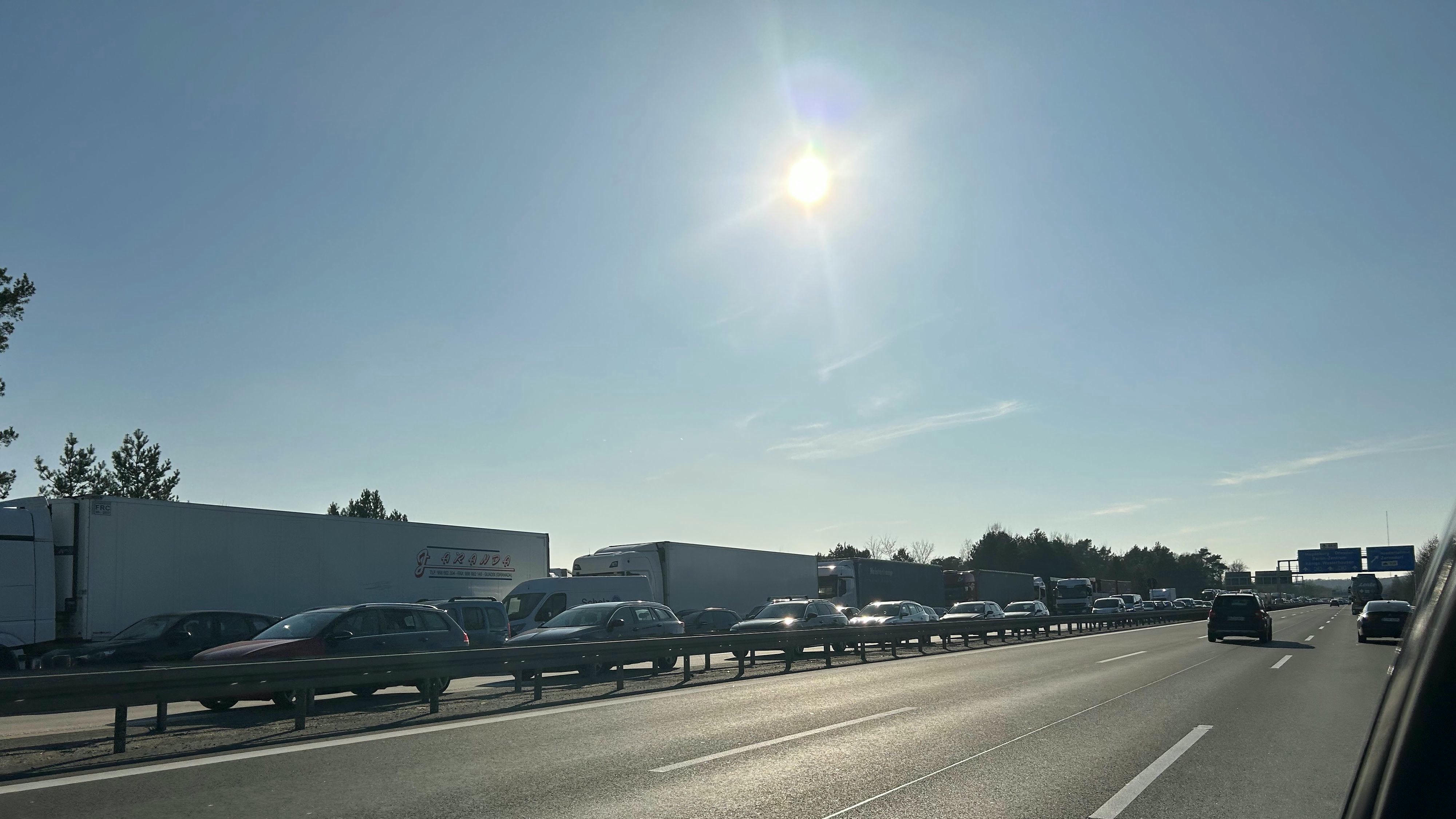 Stau auf A10: Autobahn zwischen Schönefelder Kreuz und Dreieck Spreeau ...