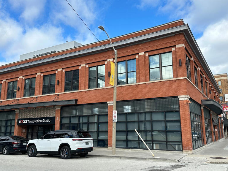 Scaffolding collapses onto multiple vehicles in Boston as high winds ...