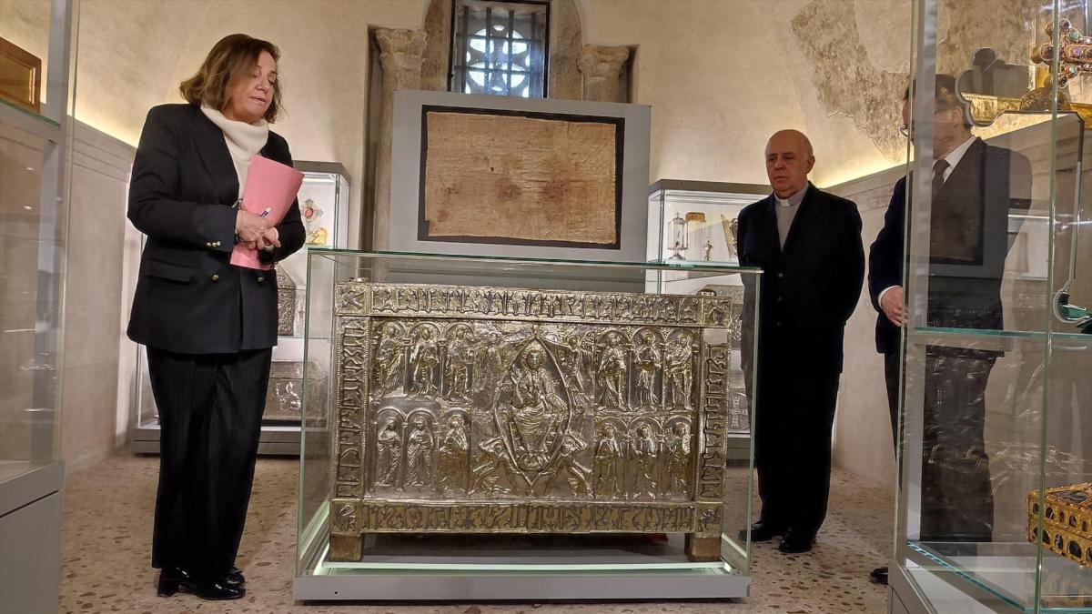 La catedral de Oviedo conmemora el 950 aniversario de la primera apertura documentada del Arca Santa