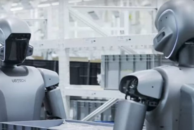 Fue presentada la primera fábrica de carros operada por robots humanoides: así 'piensan' y cooperan