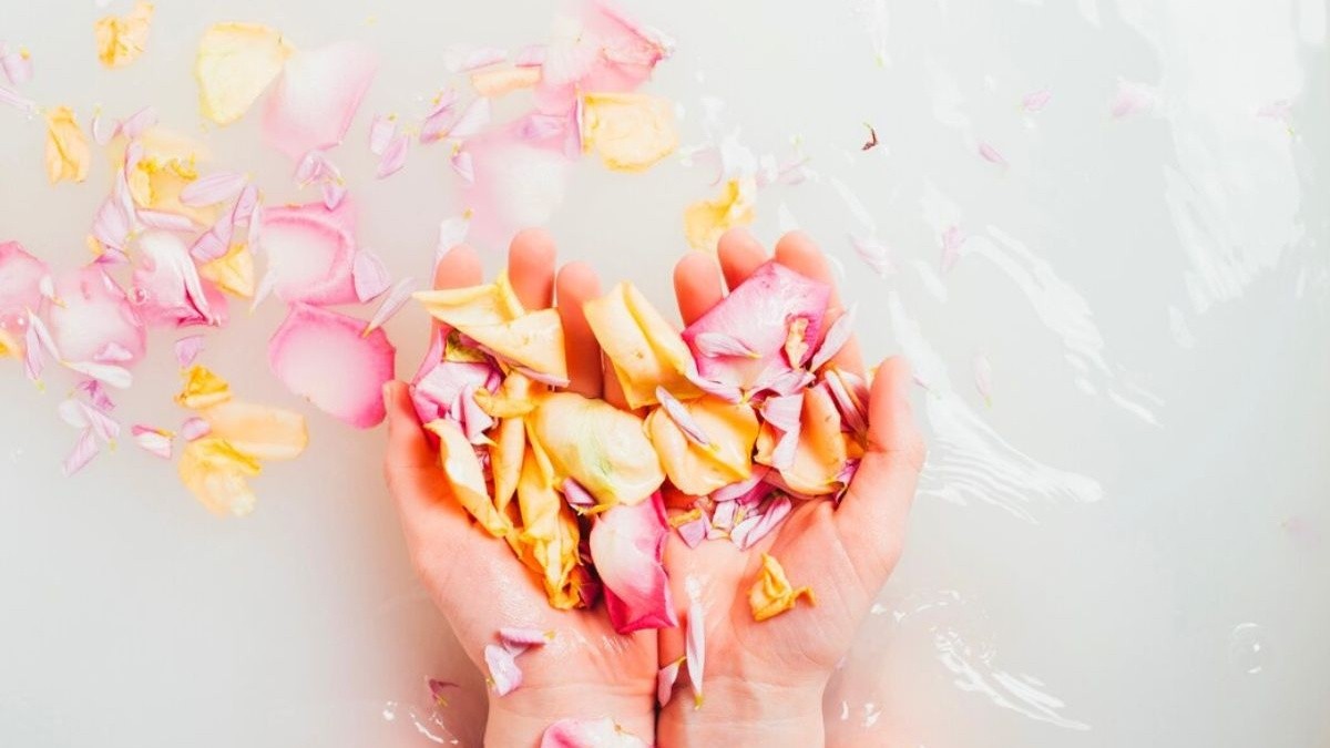 Honey and Rose Petal Bath to Attract Love in Spring 2025