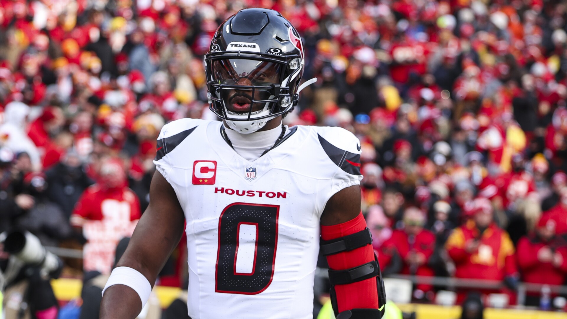 Texans restructure Azeez Al-Shaair's contract