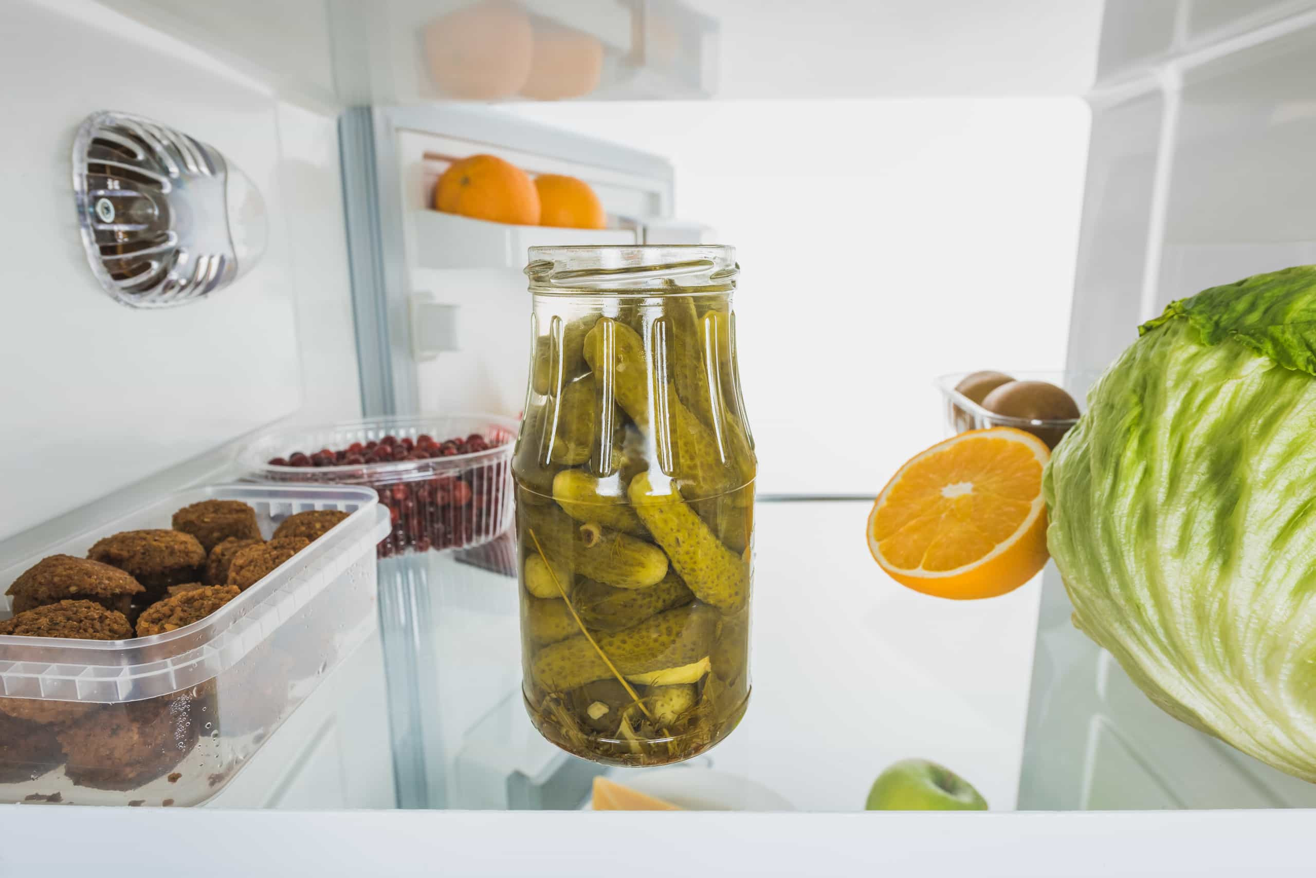 Más allá de los pepinillos: alimentos que también se pueden encurtir