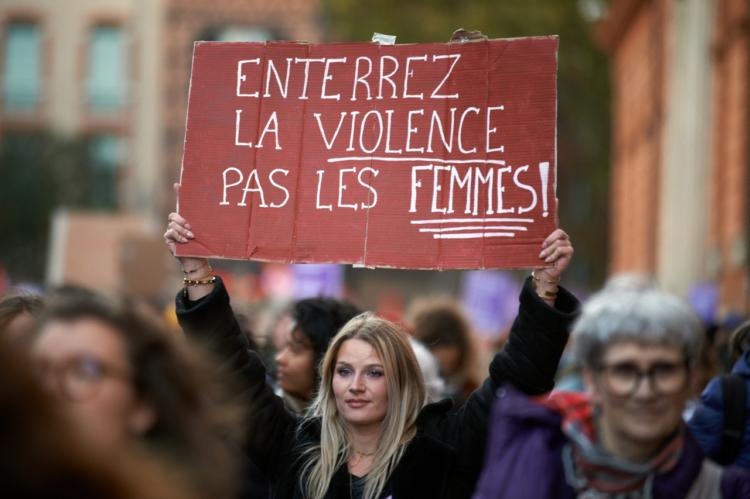 Violences faites aux femmes : 100 000 appels pris en charge par le 3919 ...