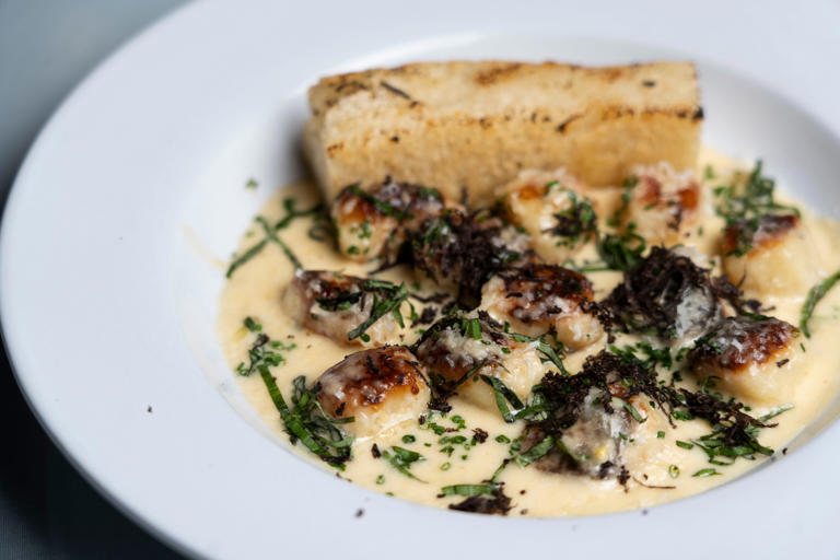 What to order from Tom Archer's Poor Man's Country Club at the Val Air ...