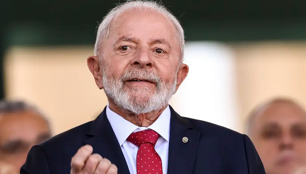 Lula comemora: "Emprego e renda na mão dos brasileiros"