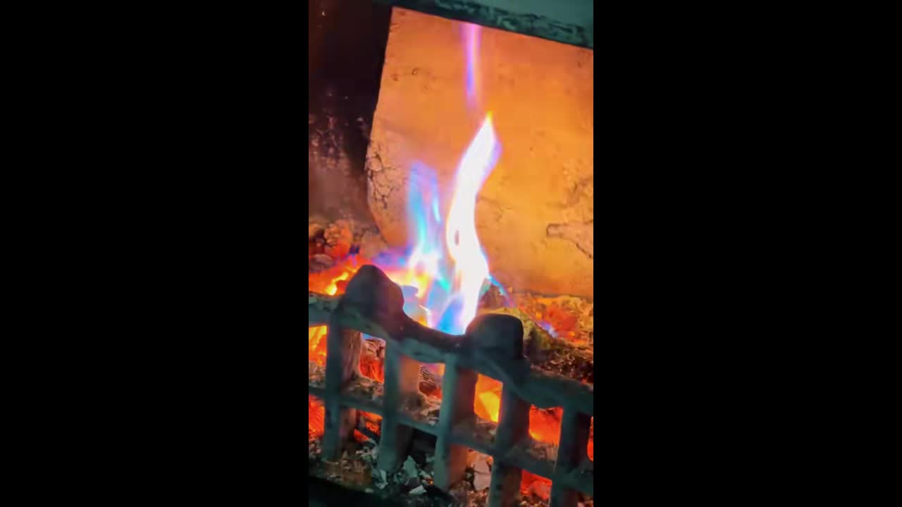 A powder that changes flames to different colors I EXPERIMENT