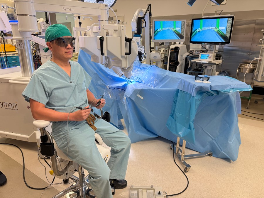 New surgical robot gives doctors ‘superhuman’ precision