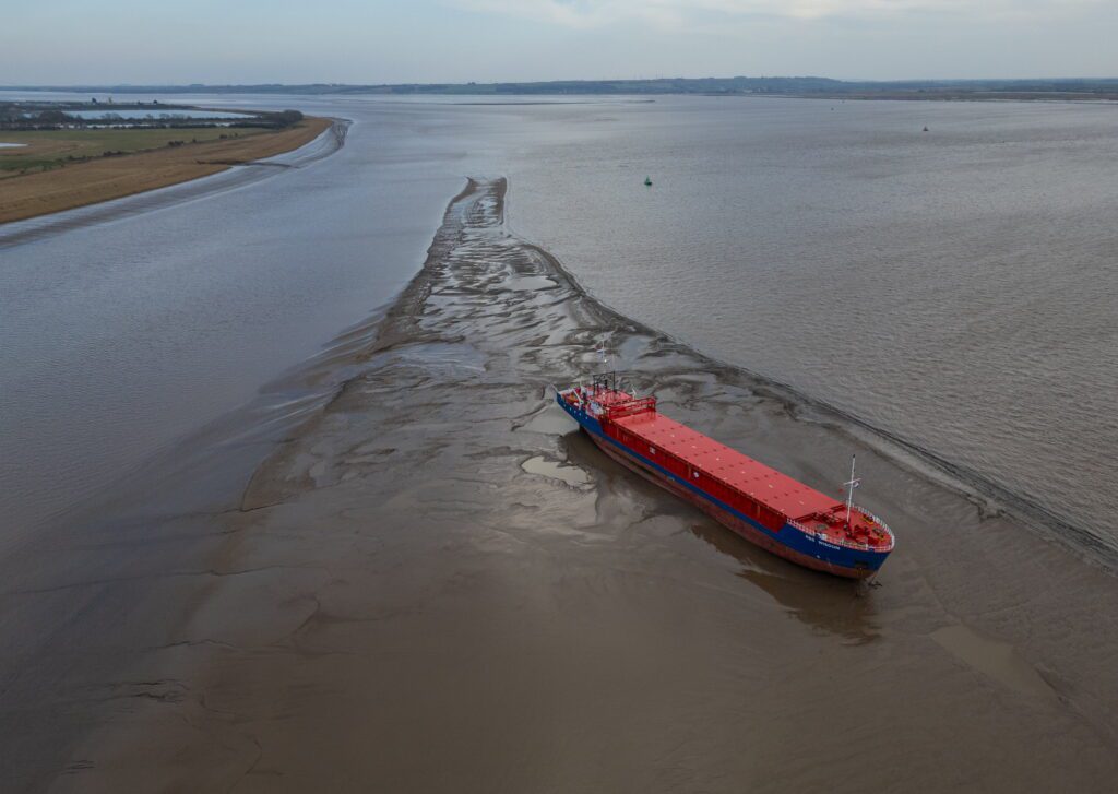 260ft cargo ship stuck in the Humber Estuary after three failed rescue ...