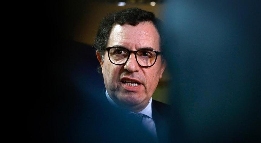 Ministro Adjunto admite que Montenegro pode deixar cair moção de ... Ministro Adjunto admite que Montenegro pode deixar cair moção de ...