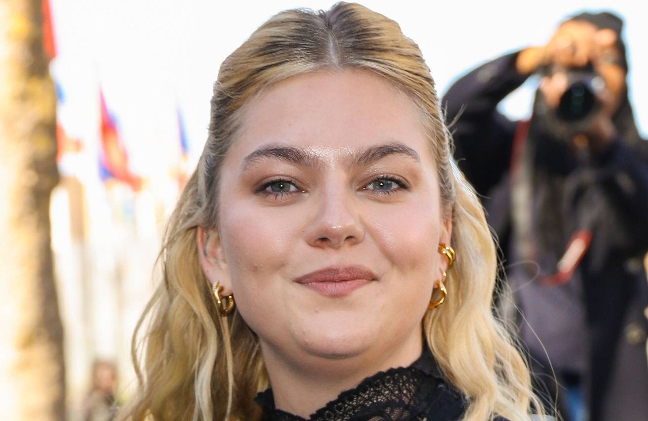 Fashion Week : Louane dévoile une coiffure qui fait l’unanimité auprès ...