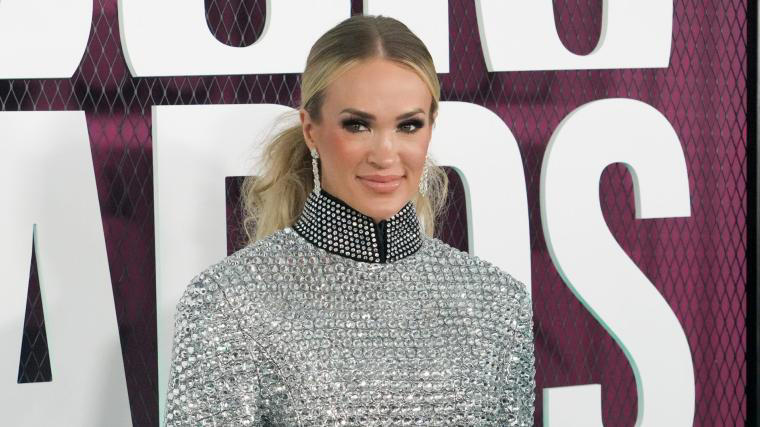 Carrie Underwood shows off toned legs in late night television ... Carrie Underwood shows off toned legs in late night television ...