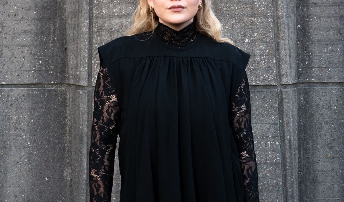 Louane en solo et sublime au défilé Rabanne, une star de Netflix s ...