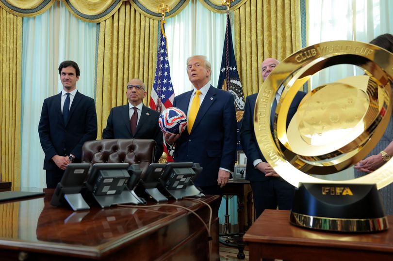 Donald Trump makes embarrassing mistake after forcing awkward trophy ...