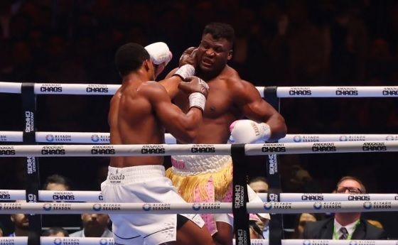 SEJARAH HARI INI - Kalah KO di Ronde 2, Francis Ngannou Jatuh ke Bumi Lagi