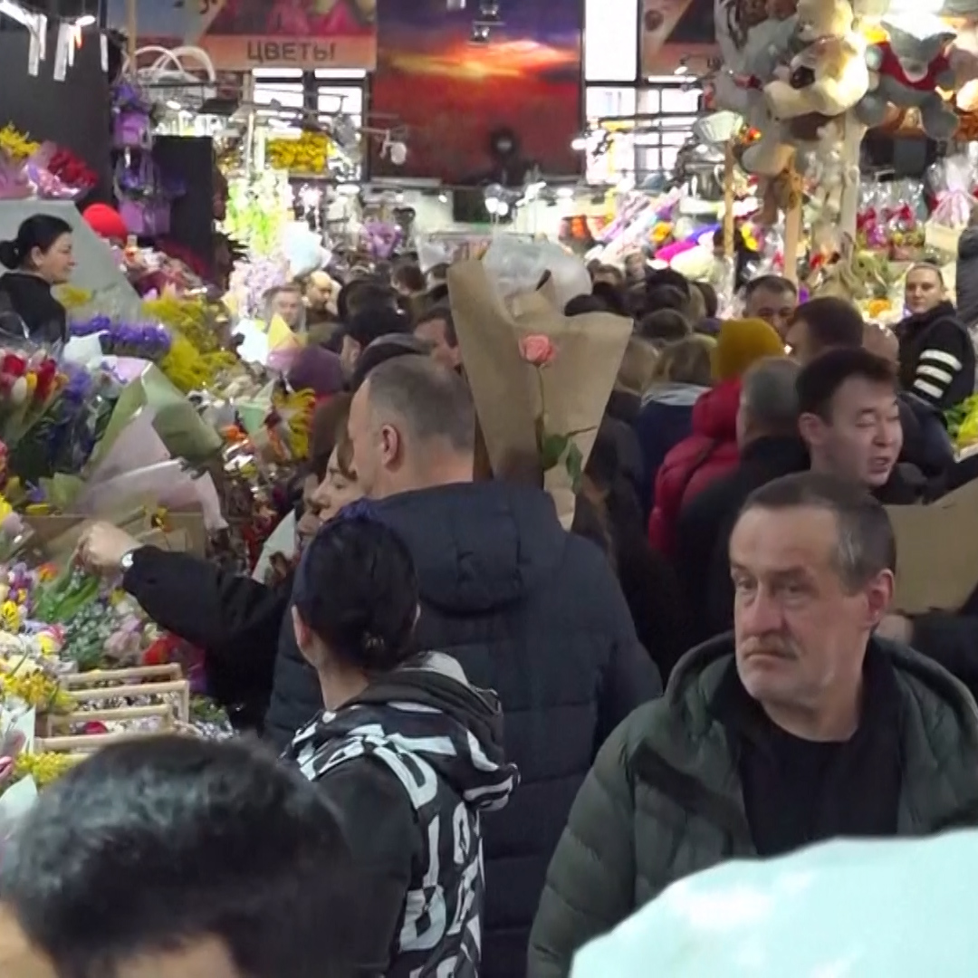 Russian Markets Buzz As Shoppers Buy Flowers For International Women's Day