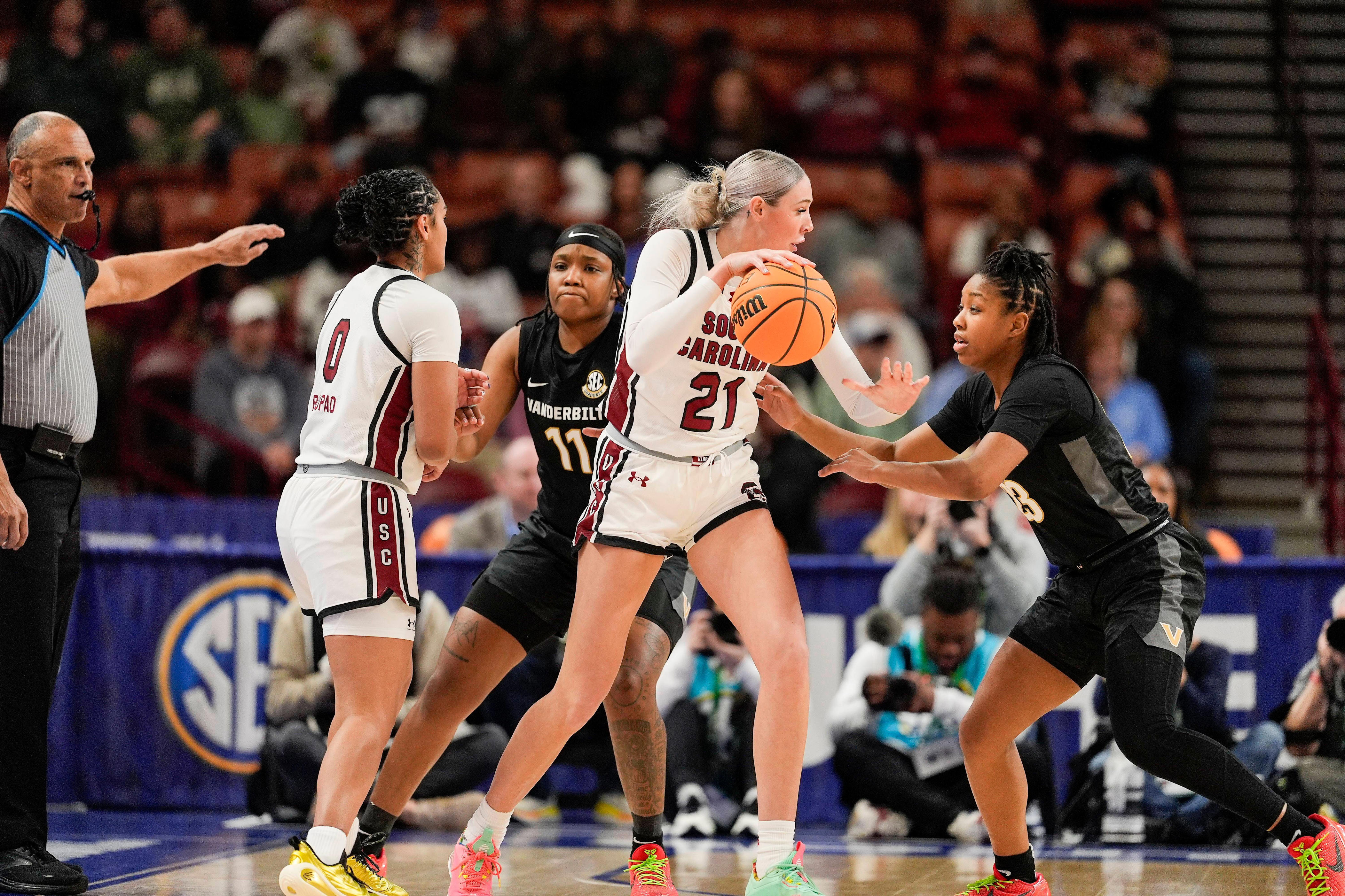 Chloe Kitts injury update. South Carolina star out for season with ACL tear