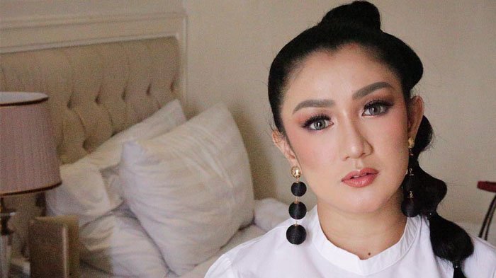 Pesona Melly Mono,Wanita Cantik Disebut Jadi Inspirasi Lagu Ariel NOAH ...