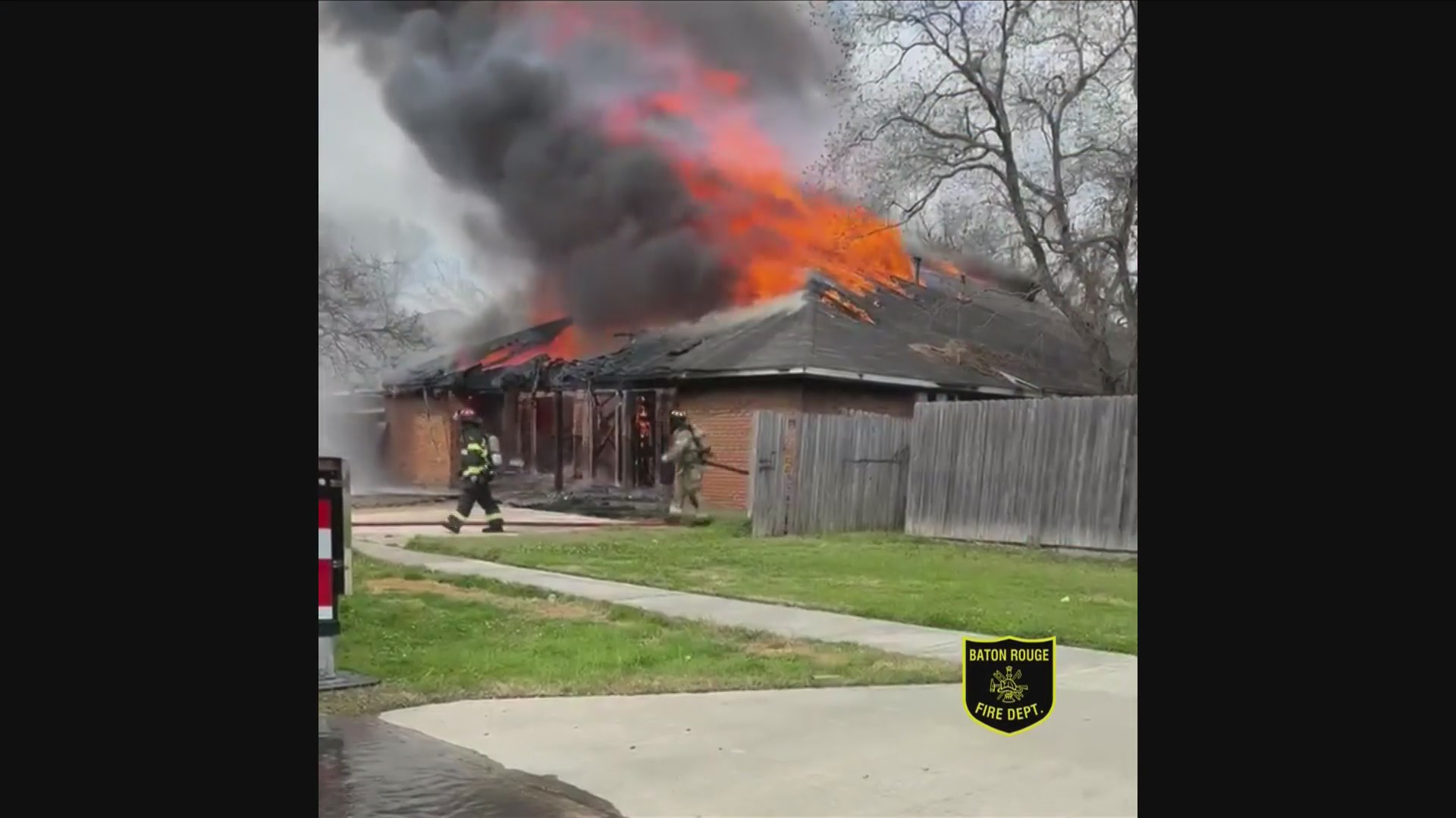 Baton Rouge firefighters tackle duplex fire on Holt Avenue, 11 displaced