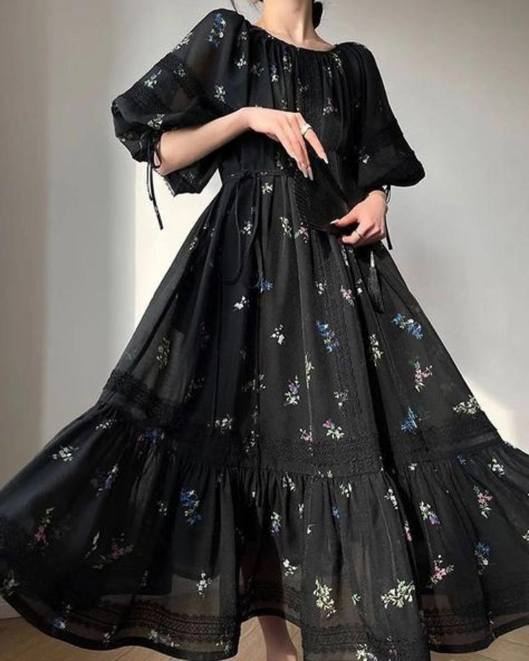 10 Ide Outfit Lebaran Warna Hitam yang Fashionable