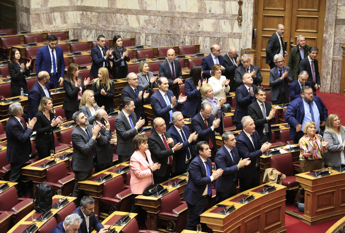Η κρίση εμπιστοσύνης του πολιτικού συστήματος, το τέλος της ηγεμονίας ...