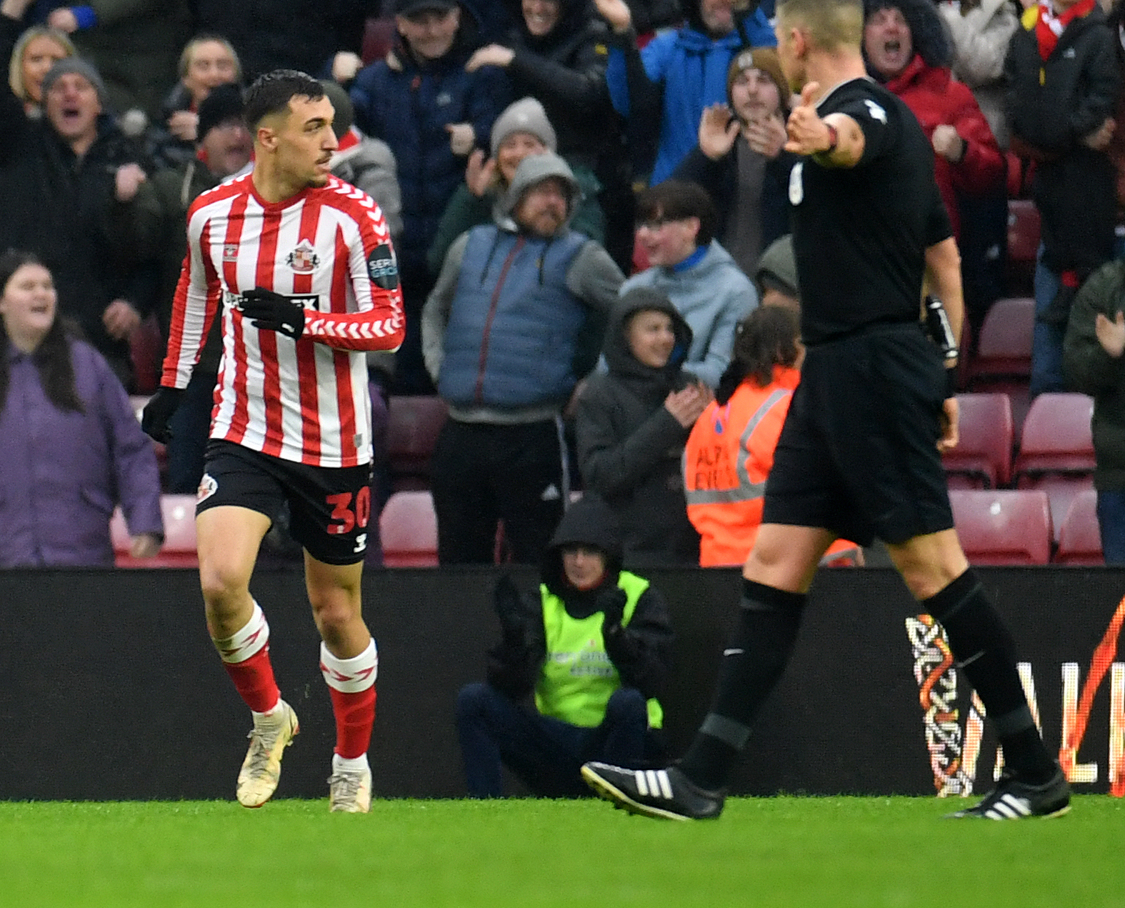 Régis Le Bris's Sunderland XI and bench to face Real Betis in Stadium ...