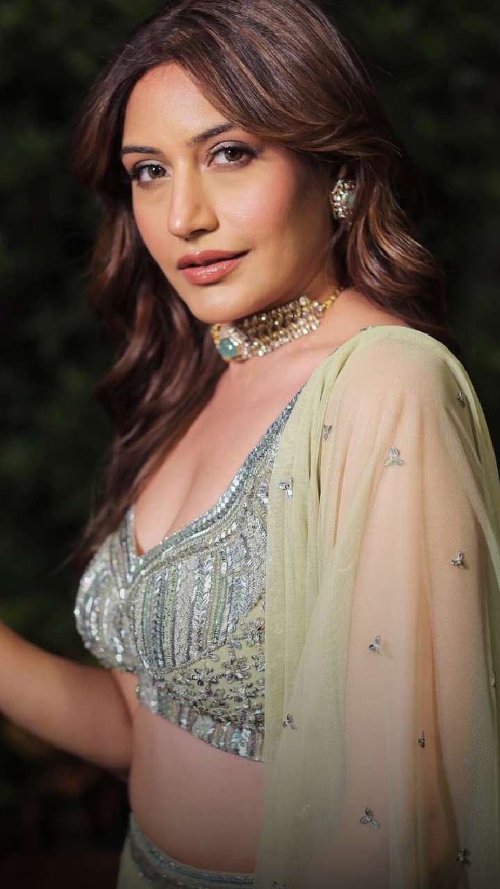 Sassy Blouse Designs By Surbhi Chandna To Stand Out