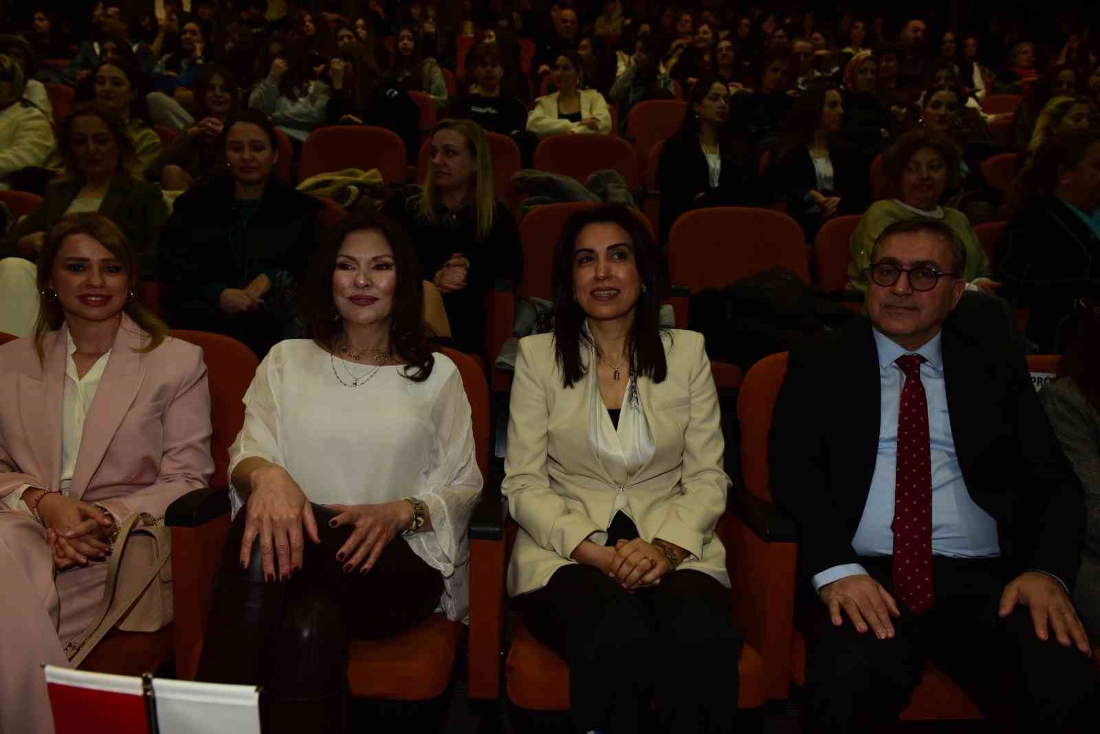 ’İlham Veren Kadınlar Zirvesi’ yoğun ilgi gördü