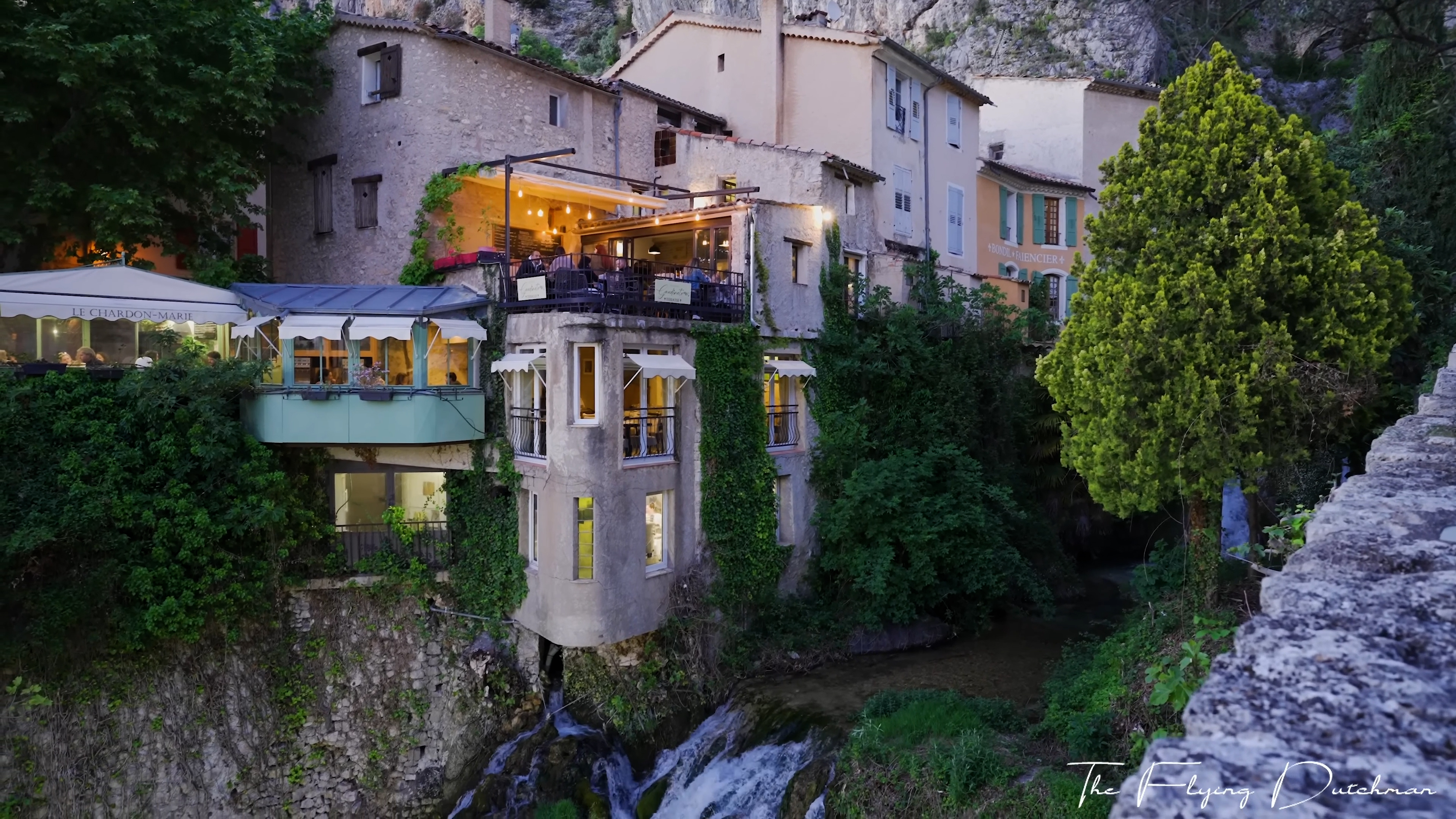 Passeio Noturno em Moustiers-Sainte-Marie | A Magia de uma Vila ...