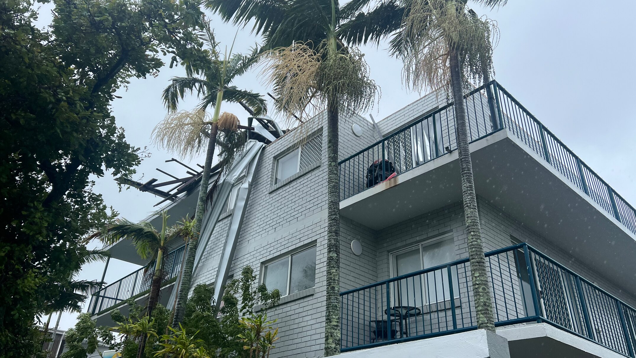 Gold Coast residents grapple with damage as powerful winds, torrential ...