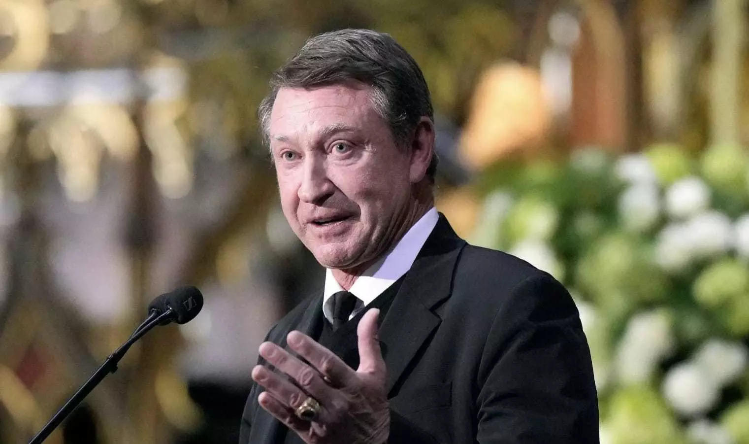 “Brought immense pride and greatness”: Mayor Kevin Davis came in to support Wayne Gretzky amid ...