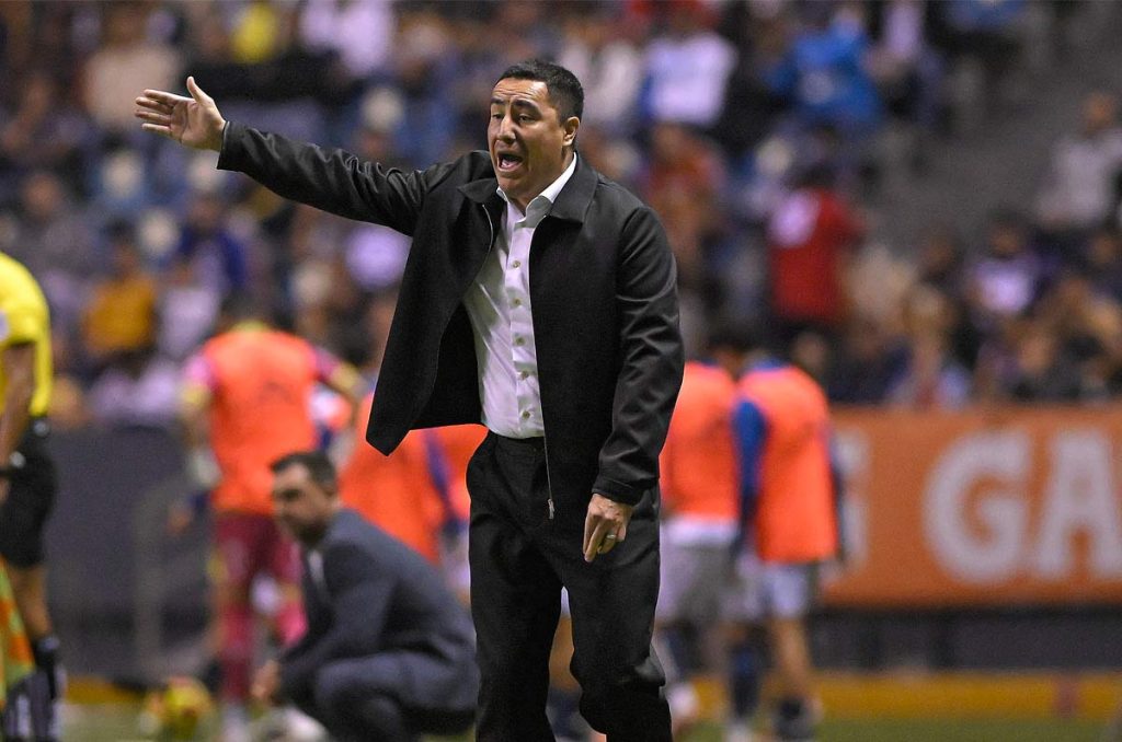 Efraín Juárez y Pumas siguen de luna de miel; remontan y ganan al Puebla