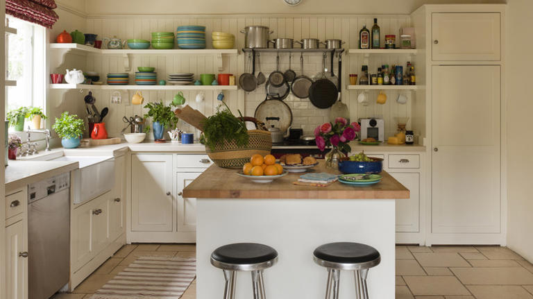 Why You Shouldn't Have An Island In A Small Kitchen