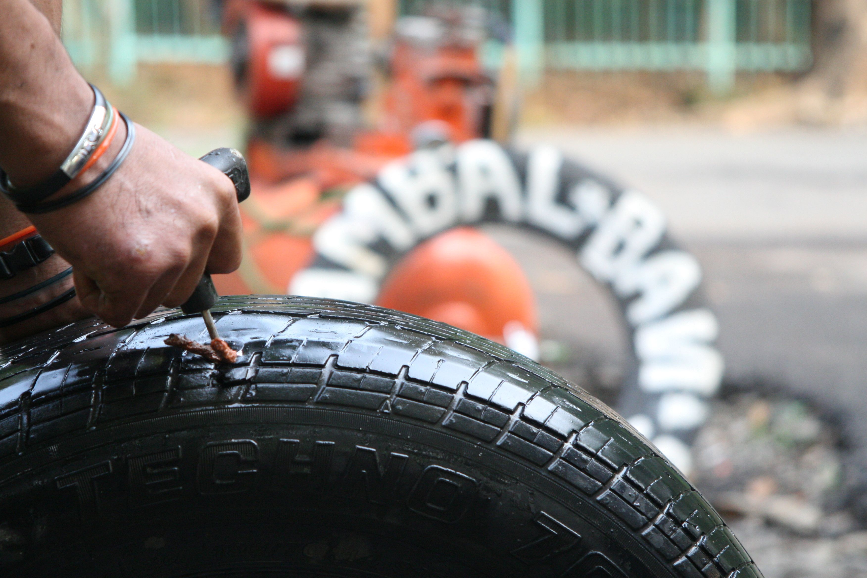 Tambal Ban Mobil yang Benar Itu Caranya Begini, Bukan Pakai Cacing