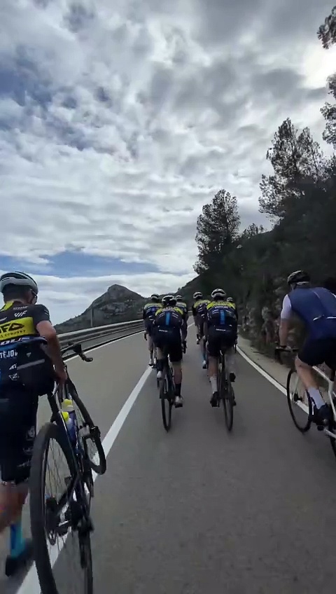 Cyclist Runs With Bike to Overtake Team While Training