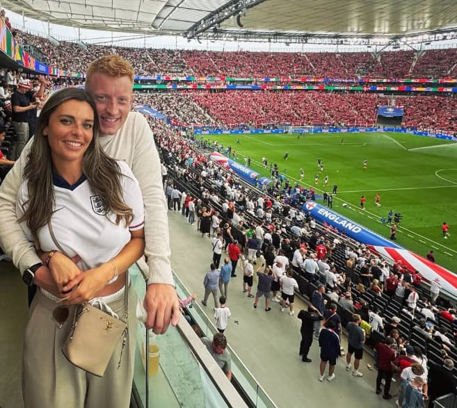 Lens: la compagne de Will Still et journaliste, Emma Saunders, soignée ...