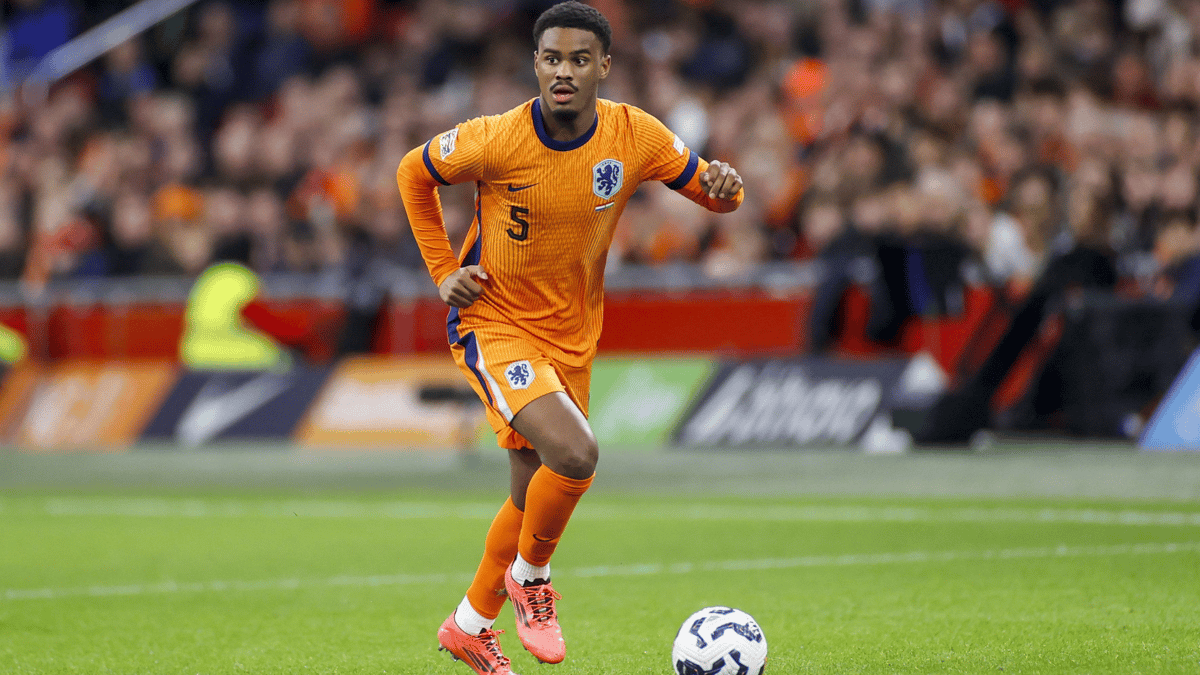 Oranje-international neemt broertje onder zijn hoede: ‘Dan geeft hij me ...