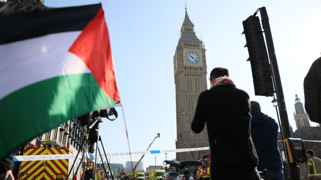 Betoger opgepakt die 16 uur op klokkentoren van Big Ben in Londen zat ...