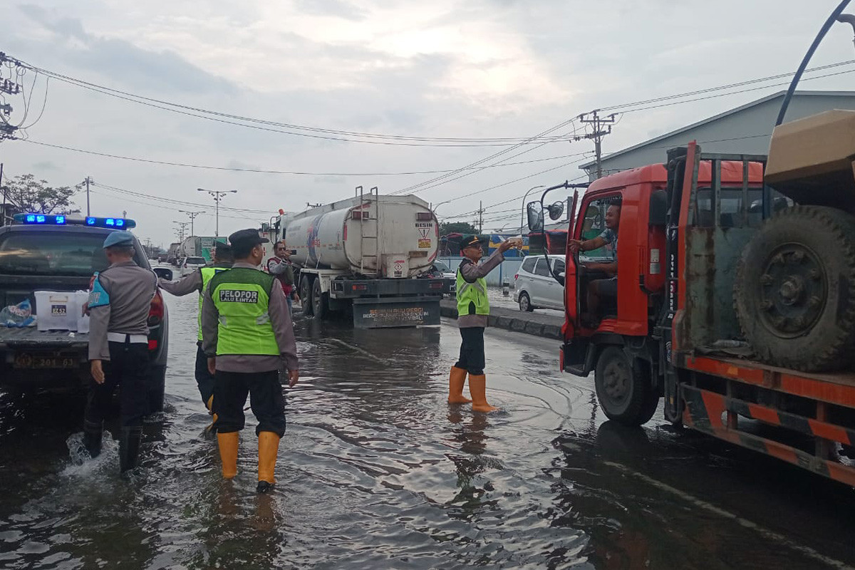 Banjir Rob Gerogoti Pantura Semarang-Demak, Umur Jalan Terkikis