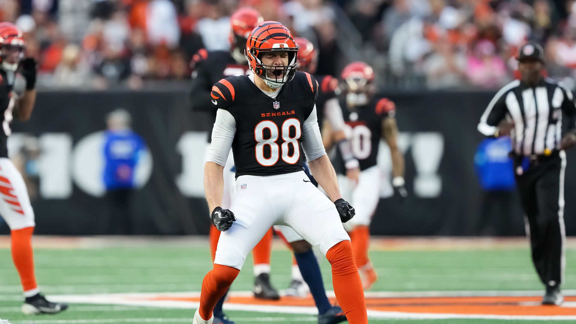 Bengals re-sign Mike Gesicki to 3-year contract
